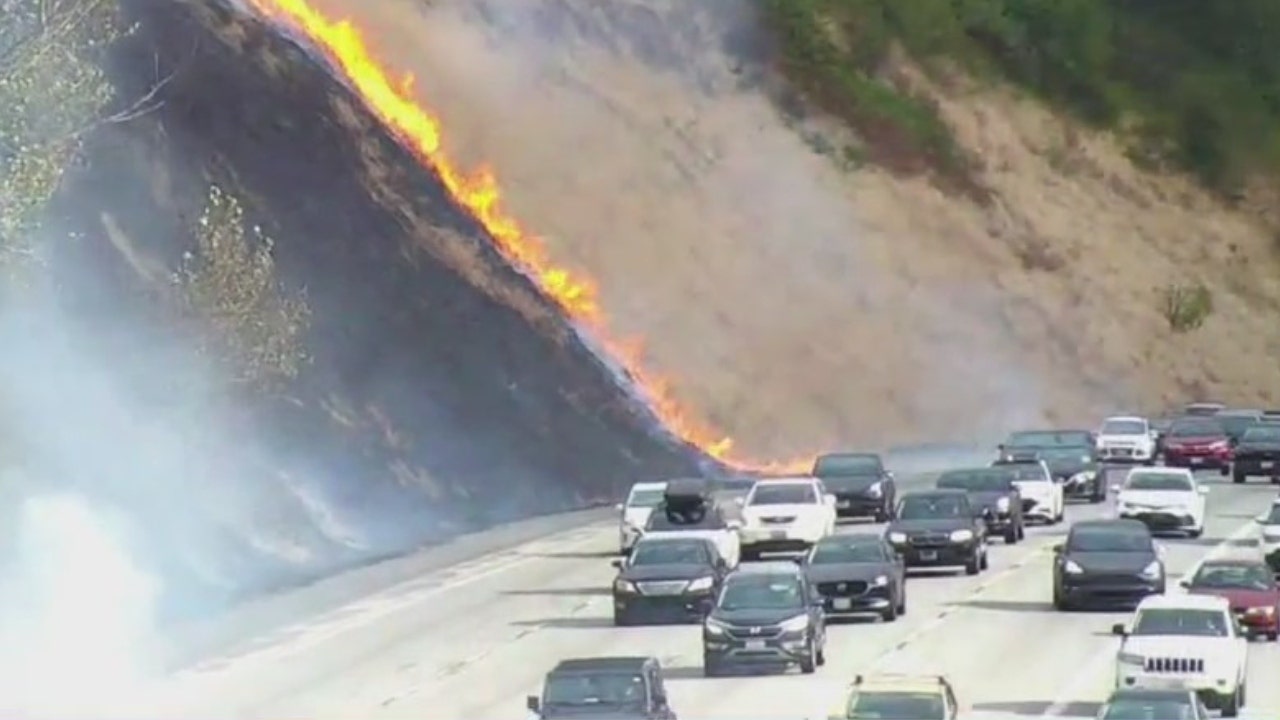 Brush fires near I-5 in Seattle burn homes, cause evacuations, injuries ...