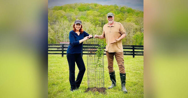 Reba McEntire Confirms Engagement to Rex Linn During 2025 Emmys Red ...