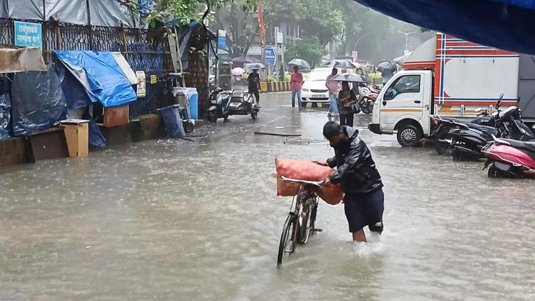 Heavy rains lash Mumbai, Pune, Thane, Raigad: IMD issues 'red' alert; waterlogging, traffic ...