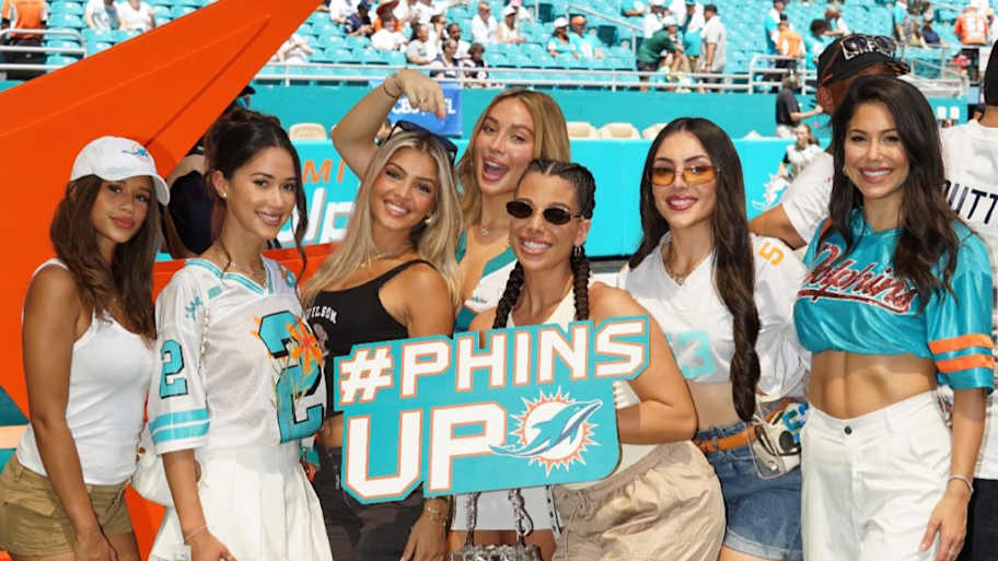 Zach Wilson’s wife Nicolette stands out in ab-revealing Dolphins fit vs ...