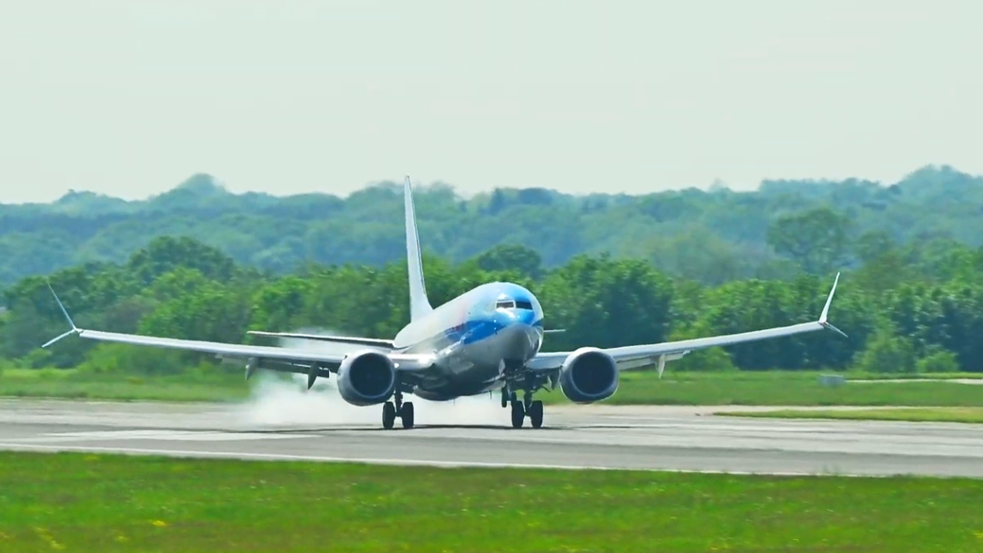 Aircraft Approaches Runway at High Speed Before Landing