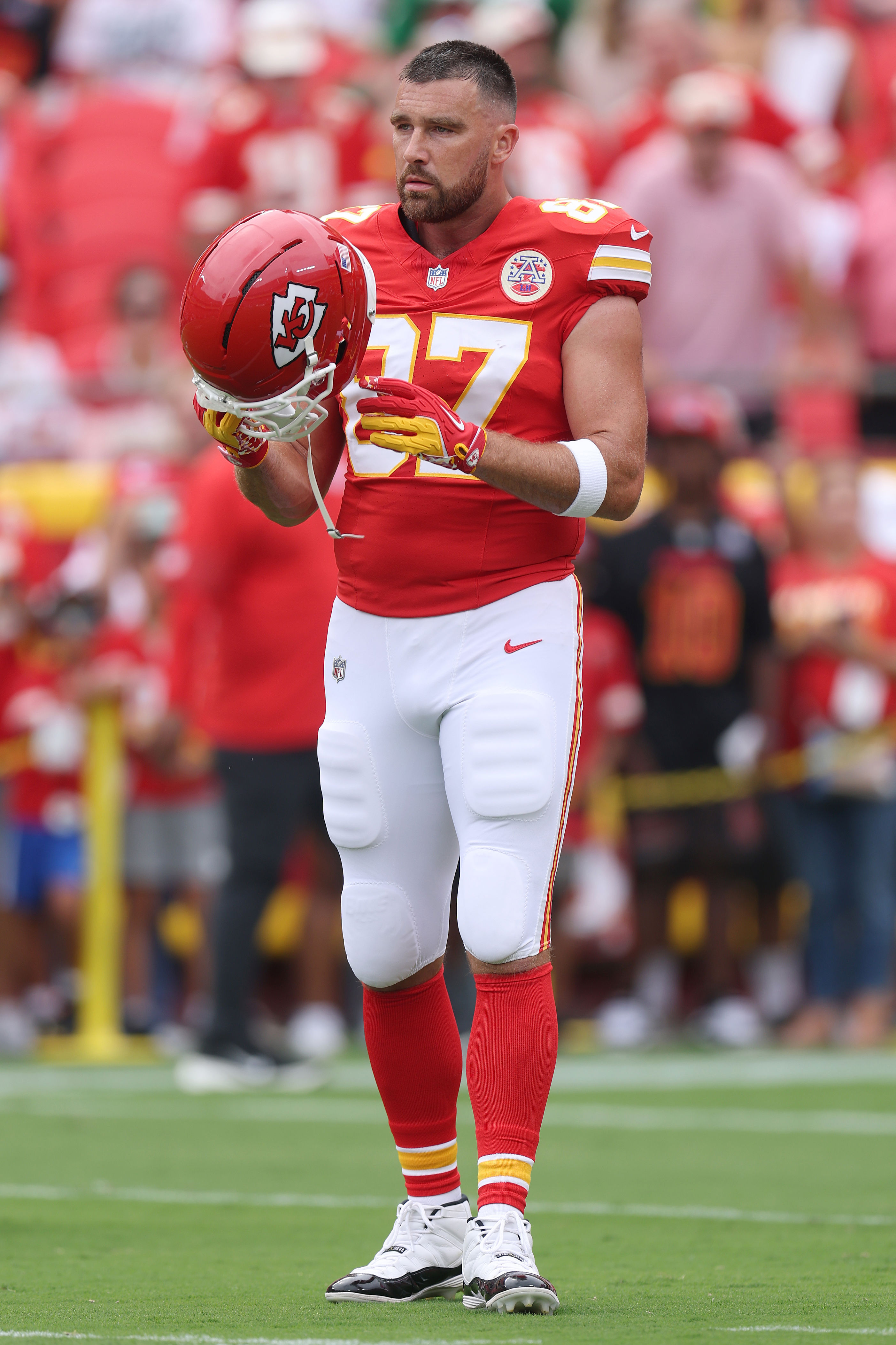 Travis Kelce’s shorts suit splits fans ahead of Chiefs vs. Eagles game