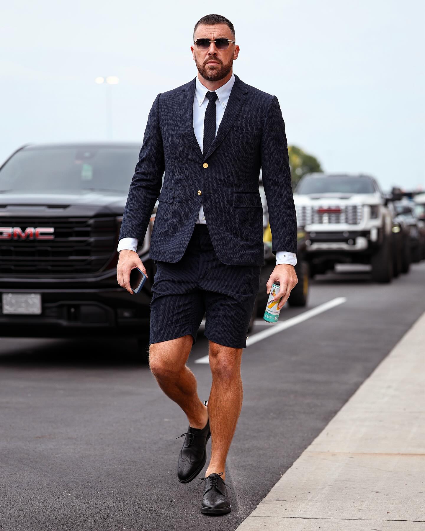 Travis Kelce’s shorts suit splits fans ahead of Chiefs vs. Eagles game