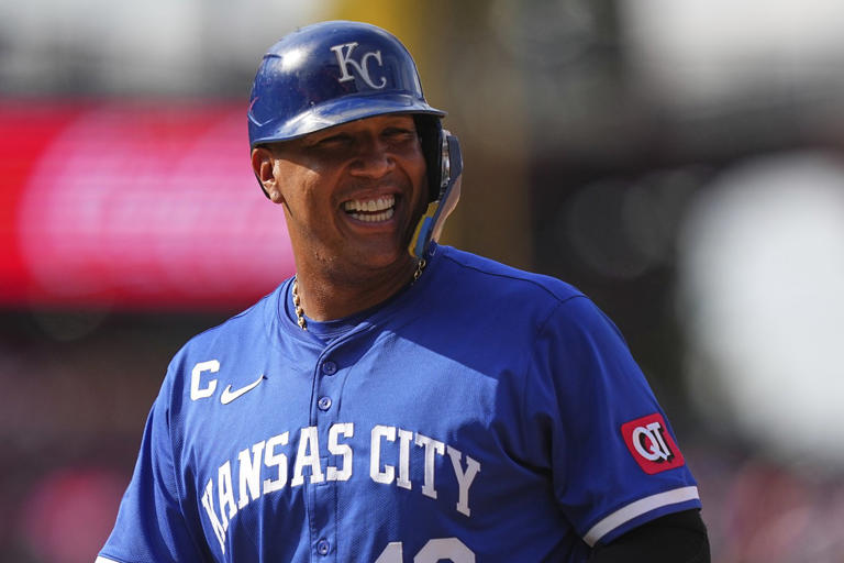 Perez's 5 RBIs lead Royals over Phillies 10-3 and delay NL East clinch