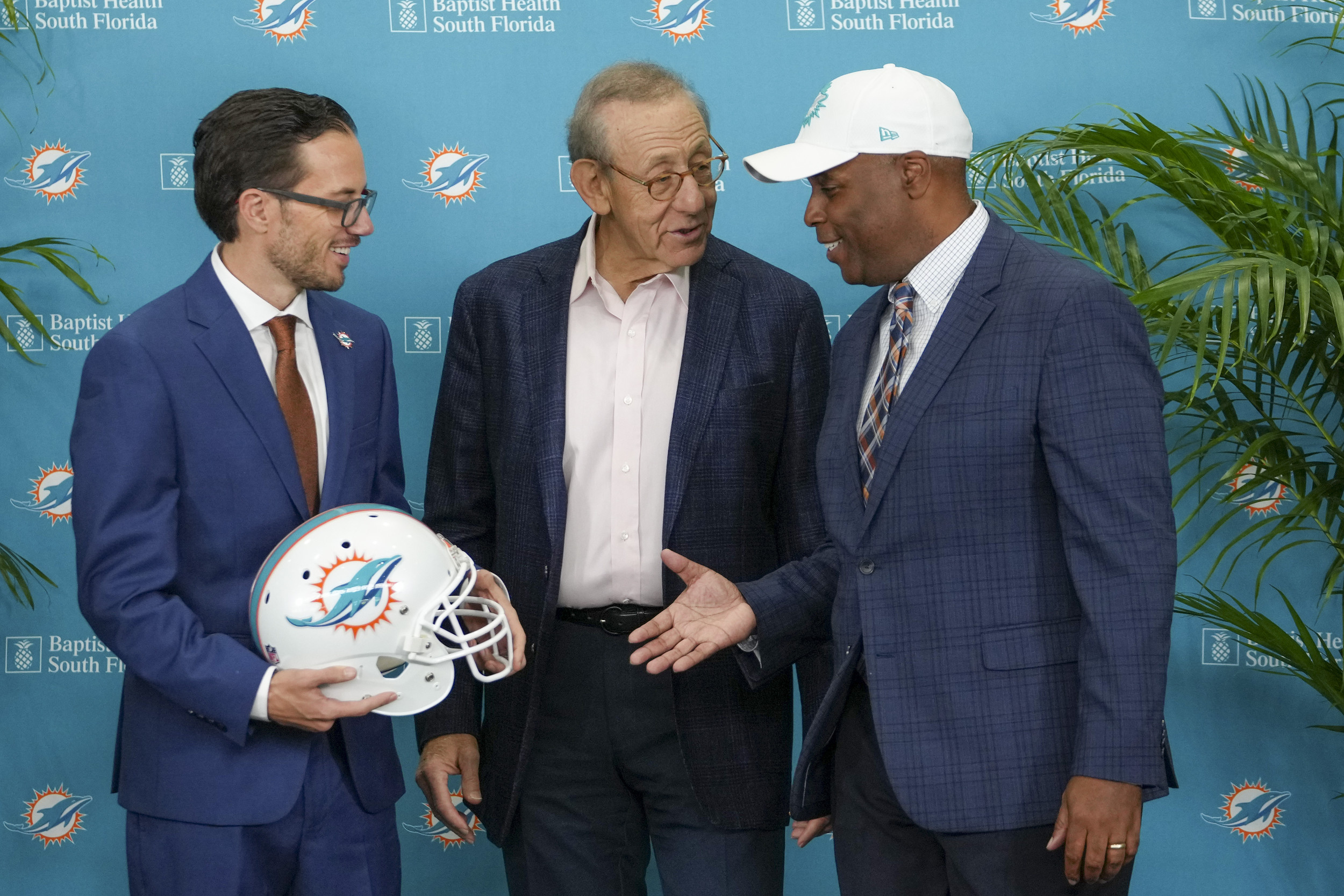 Mike McDaniel Reacts to Dolphins Fans Wanting Him and Chris Grier Fired