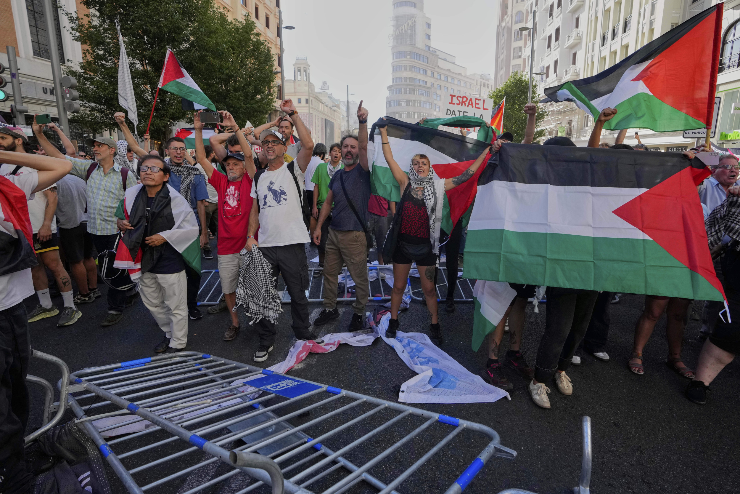 Pro-Palestinian protest forces early end to Spanish bike race