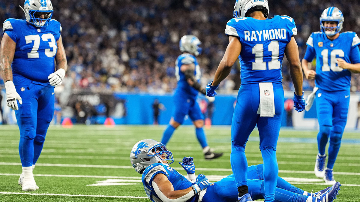 Lions Amon-Ra St. Brown fakes injury as Detroit runs it up on Bears