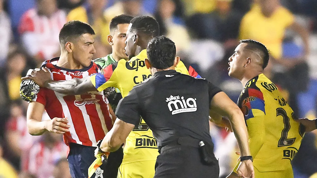 Richard Ledezma acaba con lesiones en su cuello tras el América vs ...