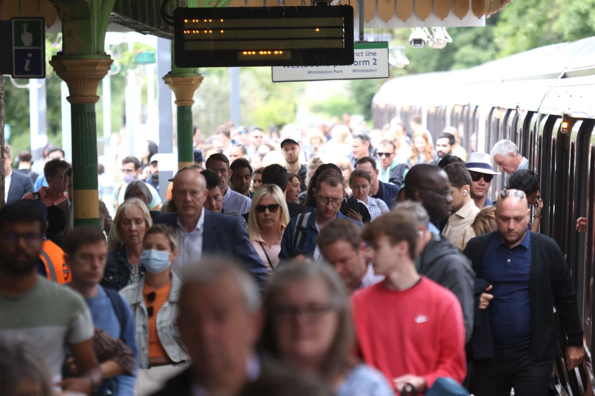 London travel news LIVE: Commuter misery sparked by District line ...