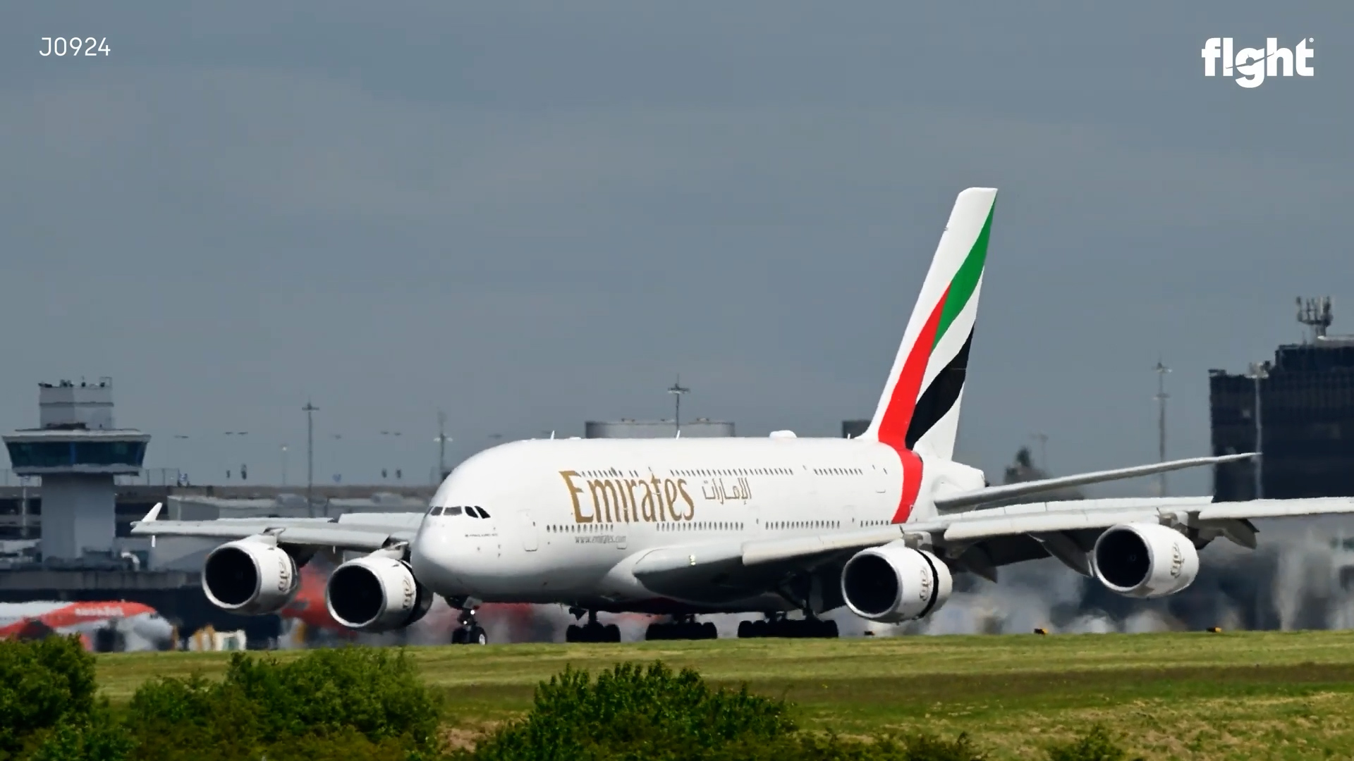 Airbus A380 Fights Crosswinds During Dramatic Landing