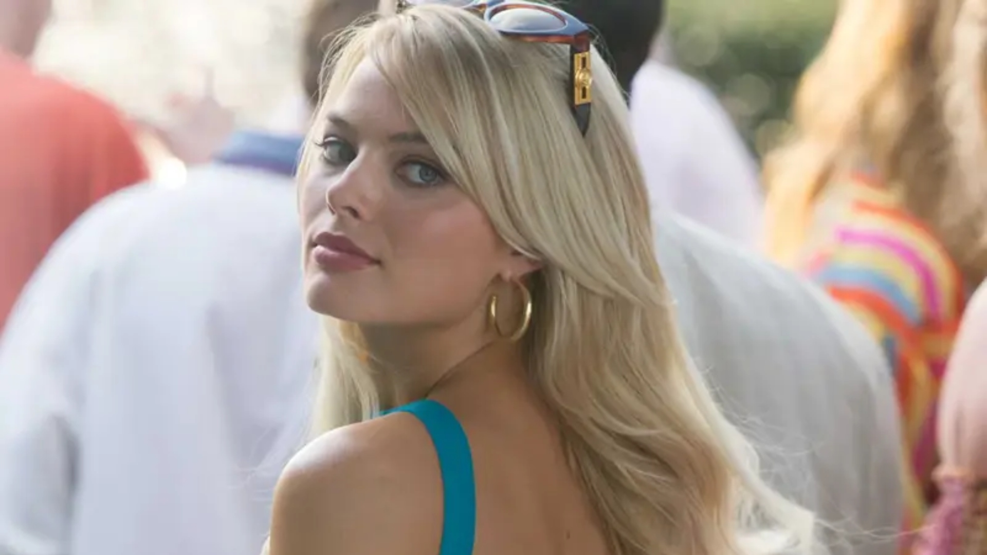 Aos 35 anos, Margot Robbie ousa usar um vestido com efeito plástico