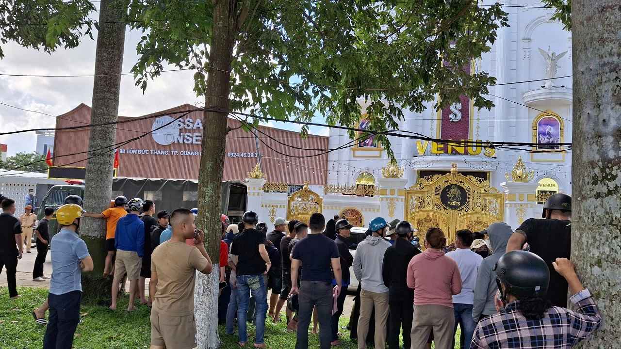 Gần trăm cảnh sát phong tỏa quán karaoke Venus nổi tiếng ở Quảng Ngãi