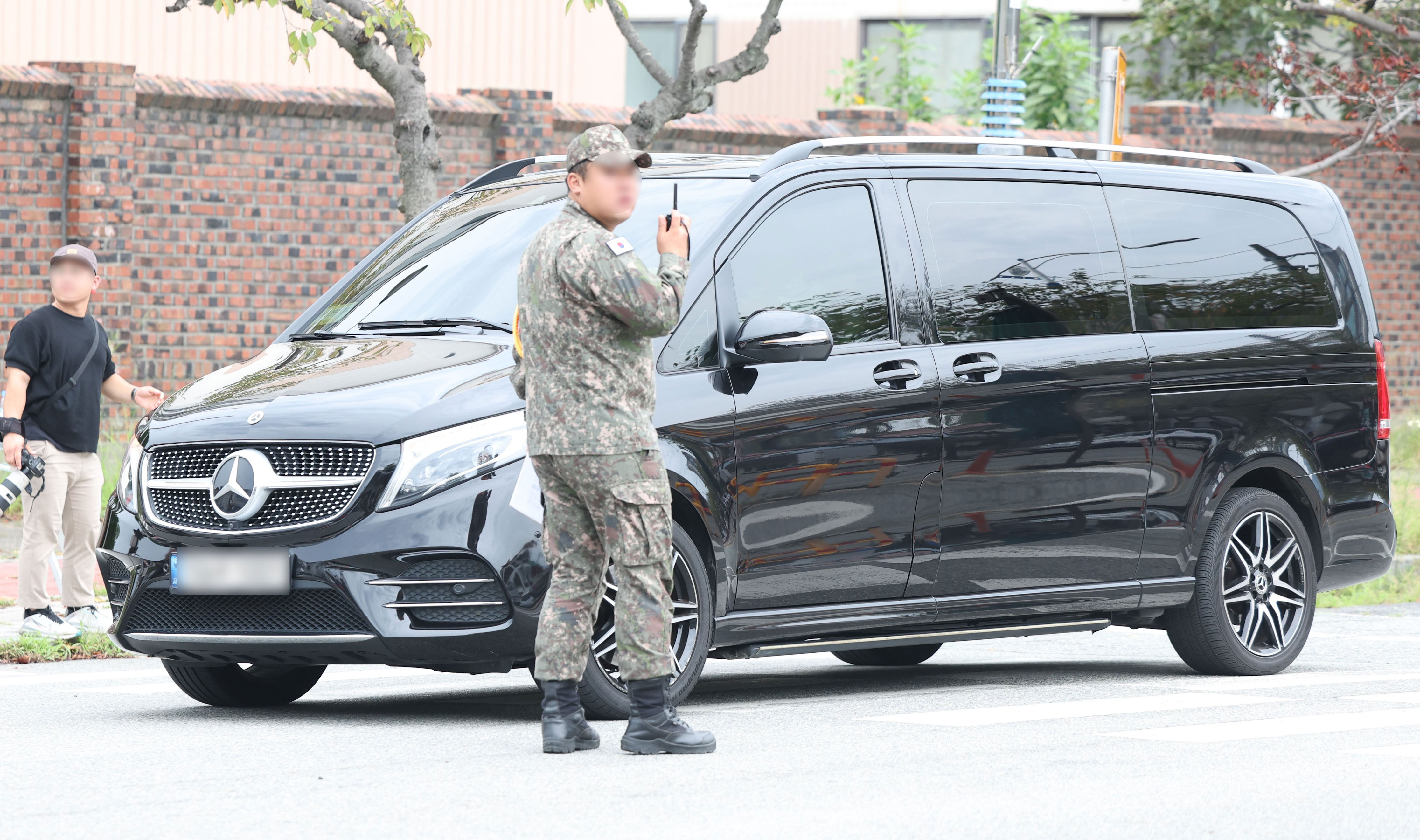 Lee ji-ho, samsung chairman's son, enlists as navy officer