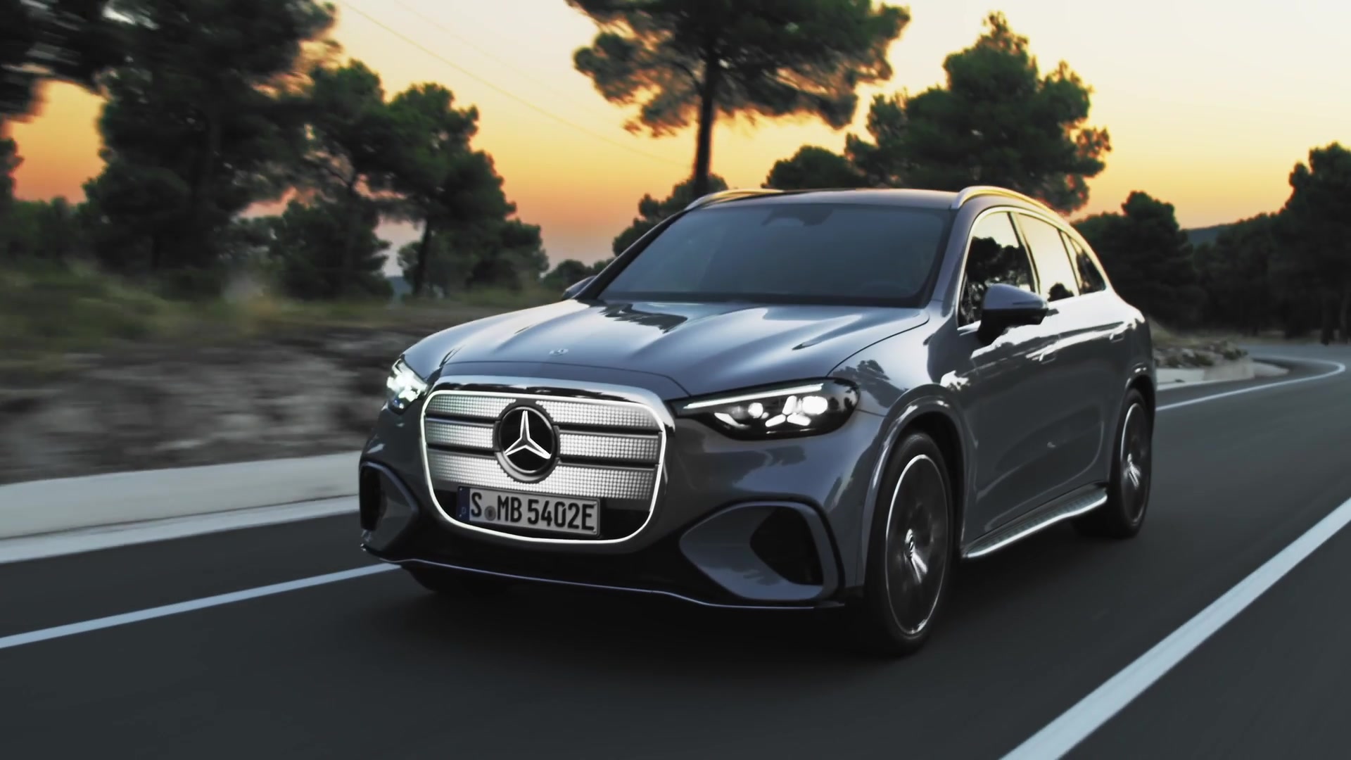 The all-new electric Mercedes-Benz GLC 400 in Lavendel - Driving Video