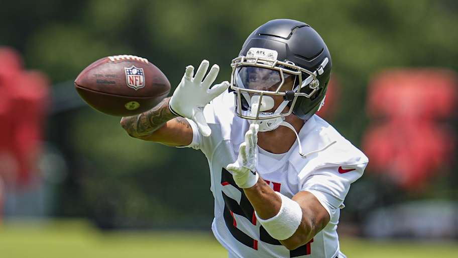 Falcons' A.J. Terrell Suffers Hamstring Injury Against Vikings: Report