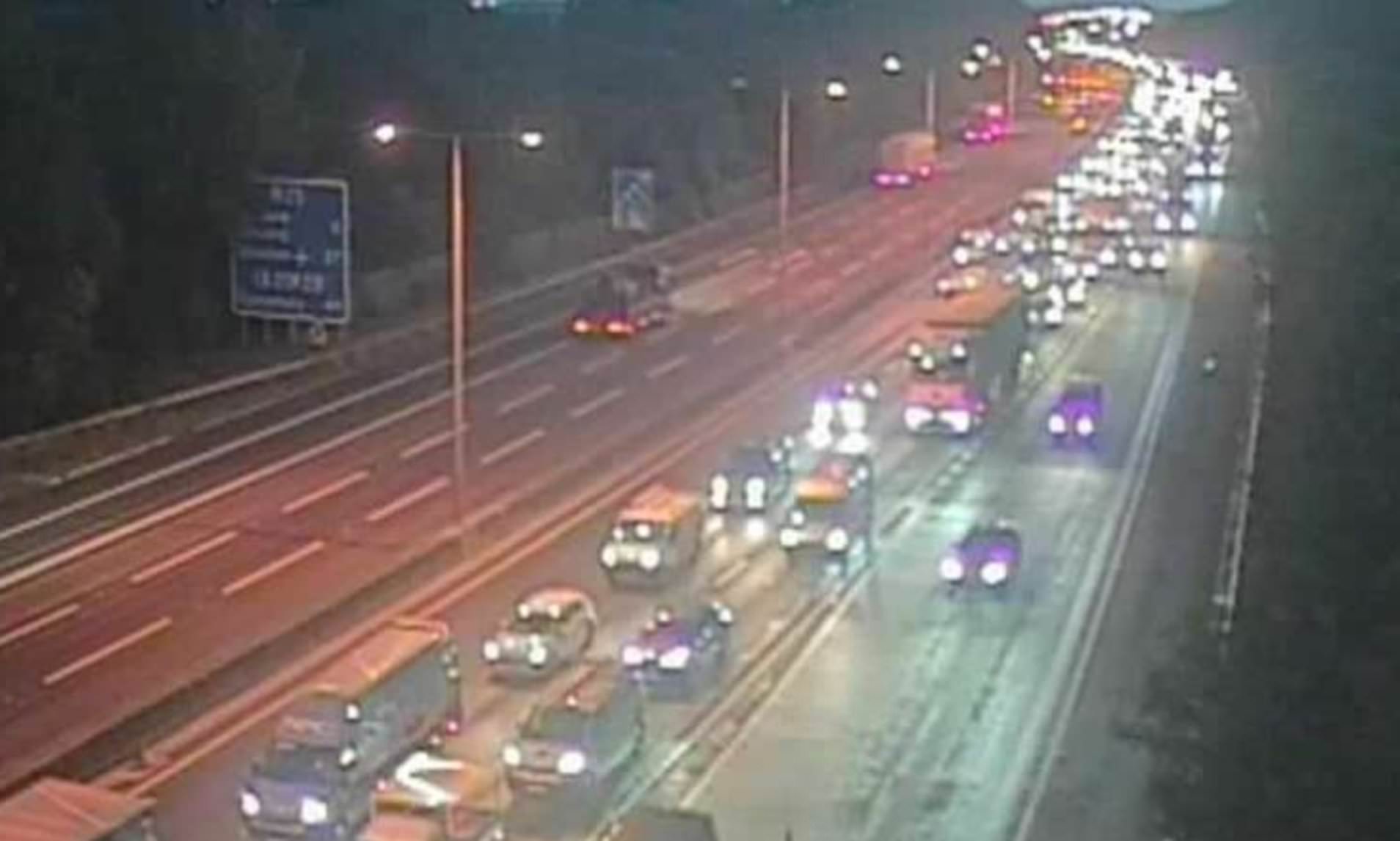 M25 shut by lorry crash: Motorists at standstill in huge queues after ...