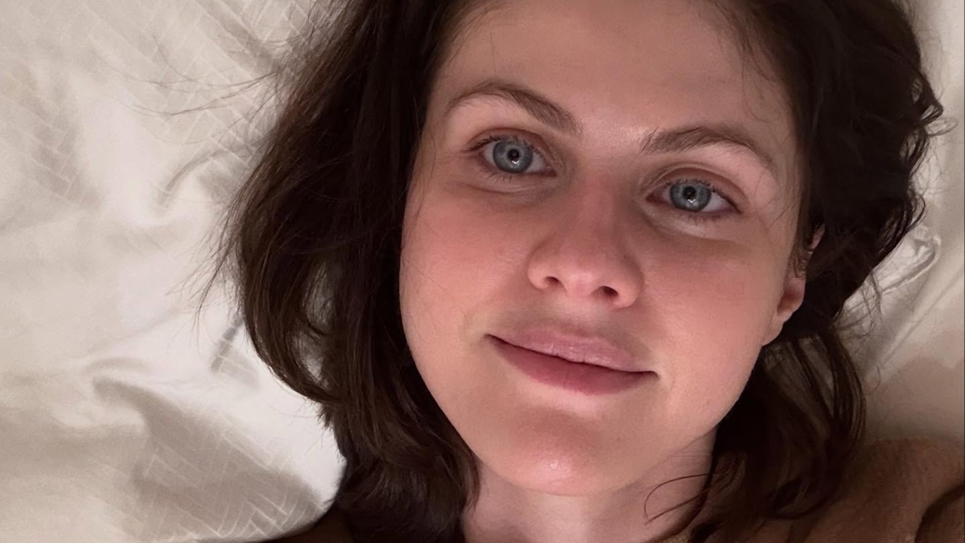 “Beautiful even without makeup”: at 39, Alexandra Daddario goes au naturel