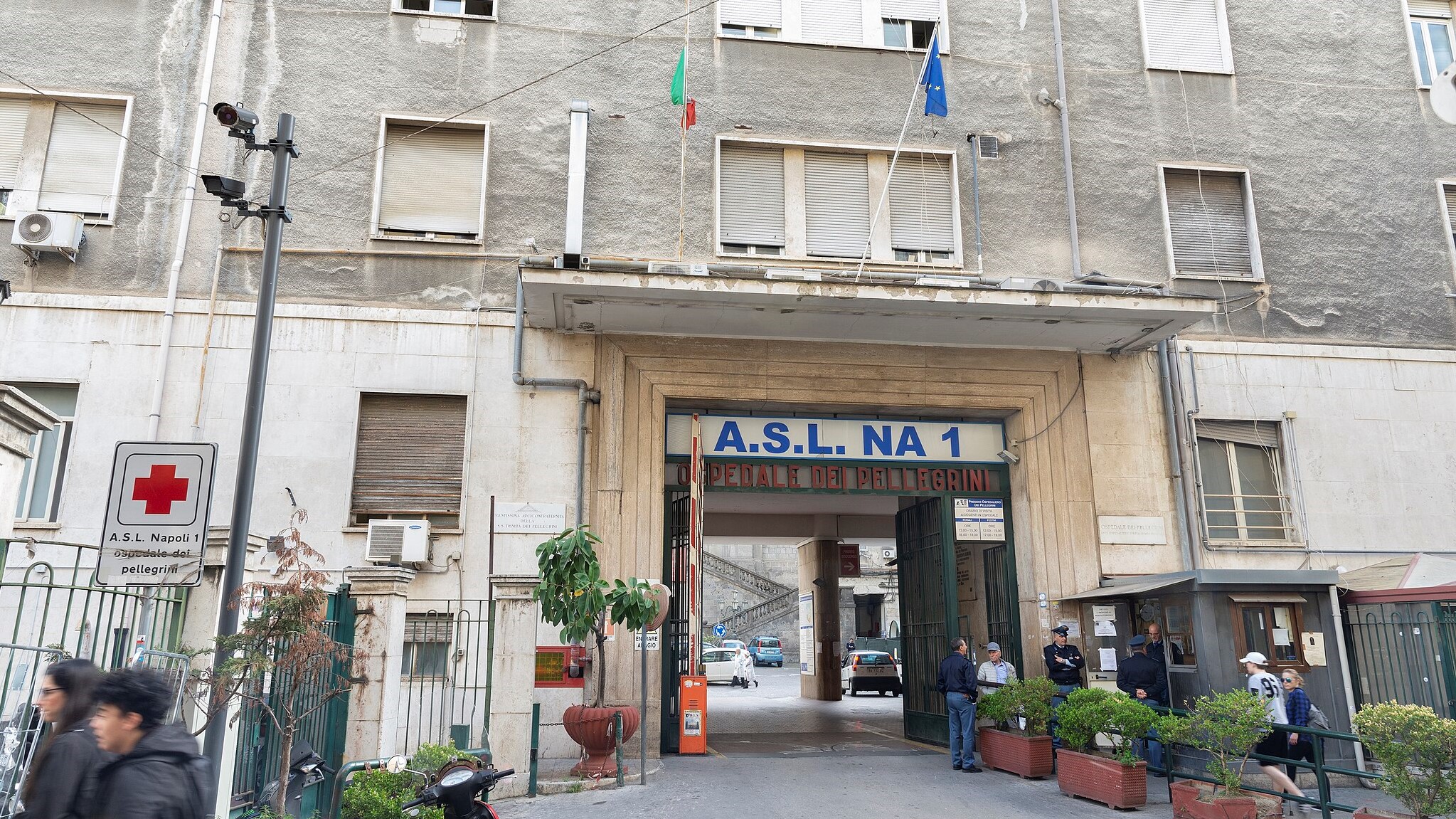 Sparatoria a Napoli, proiettili contro 2 ragazzi in strada: un 19enne è ...