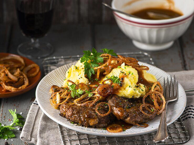 Hackfleisch-Schnitzel mit Püree & Röstzwiebeln: Klassiker!