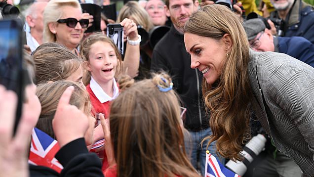 Schoolgirl has cheeky response when she meets Kate