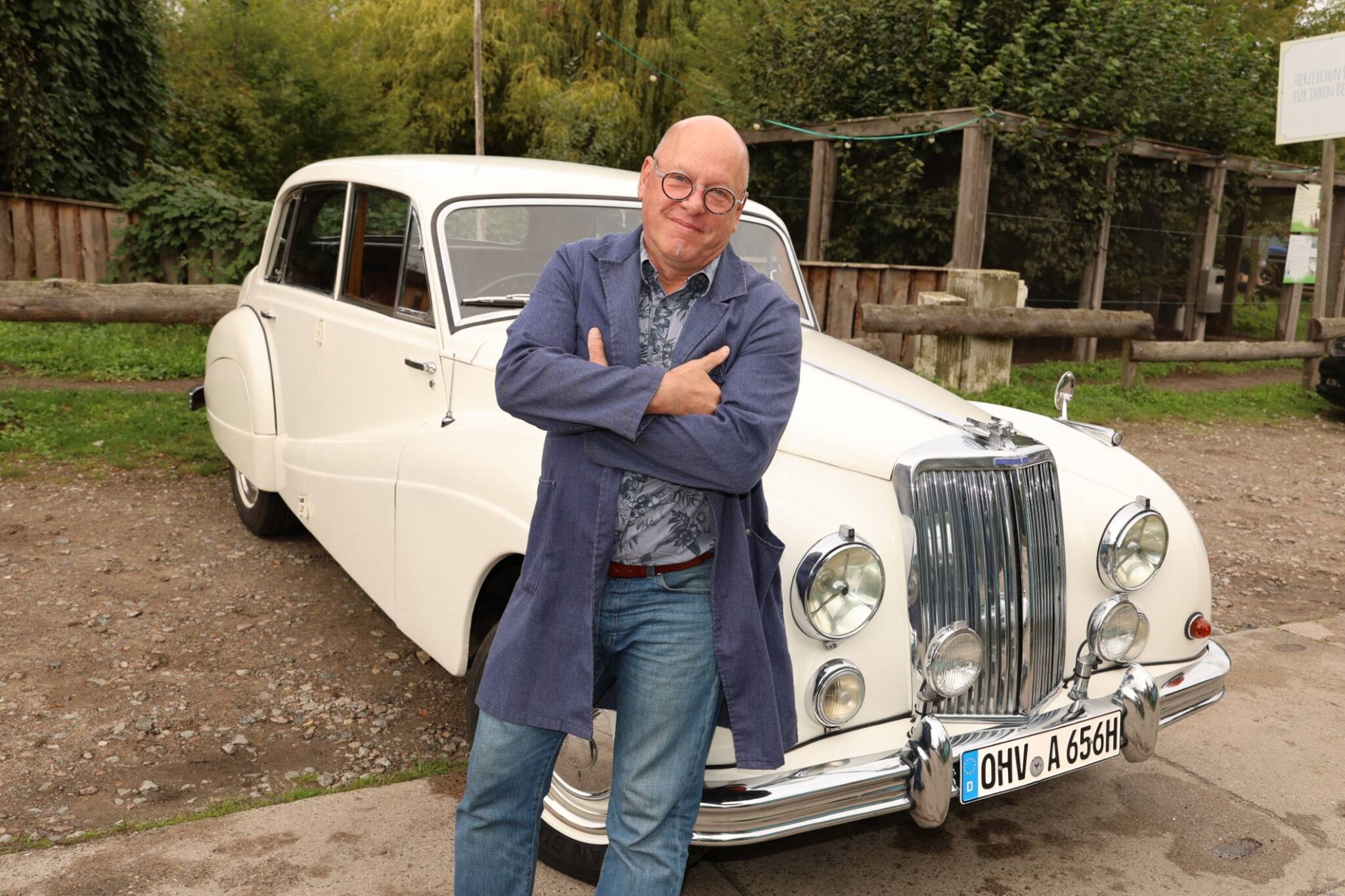 Oldtimer und DDR-Fahrzeuge in Kremmen: Britischer Armstrong von 1954 ...