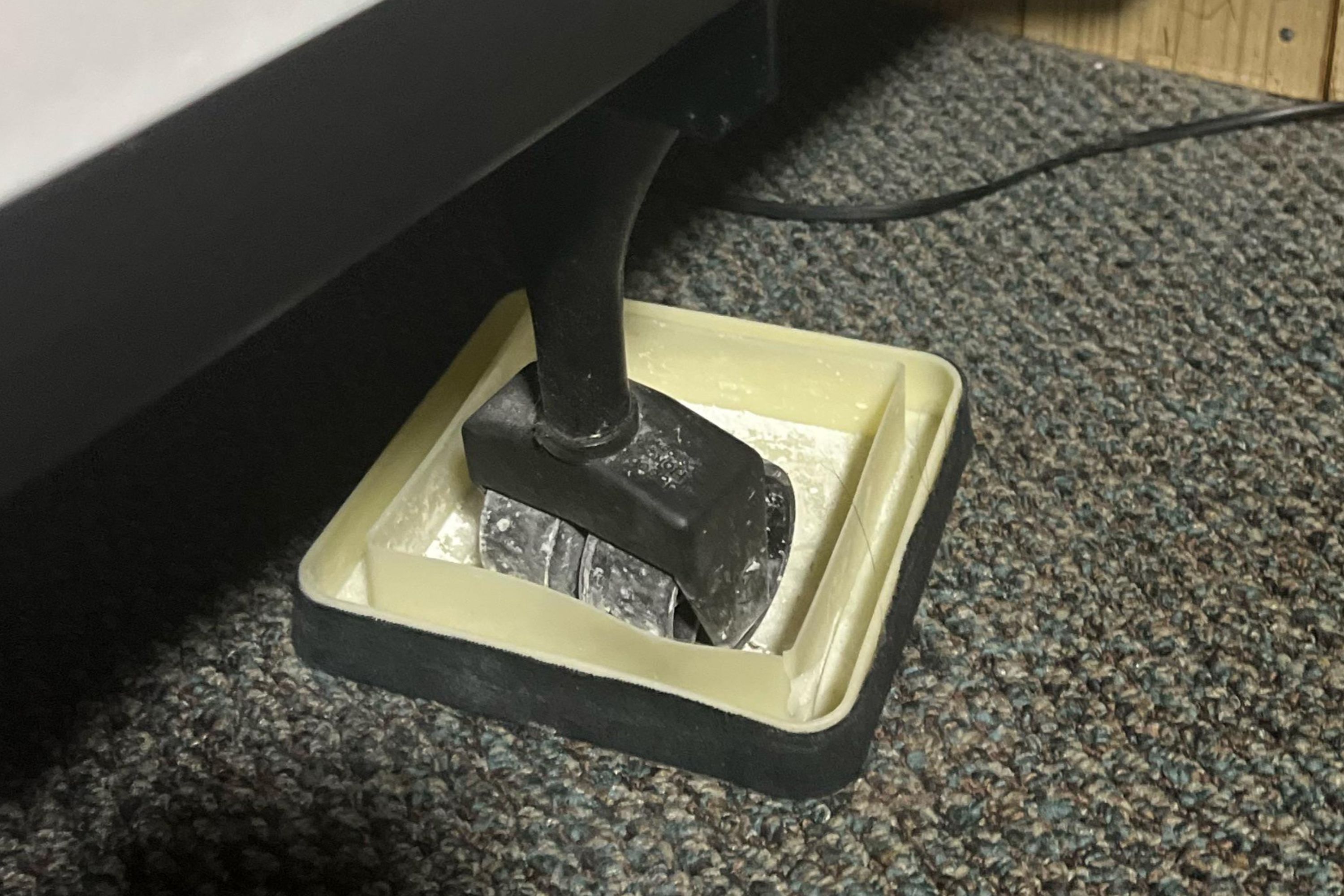 Hotel guest checks under bed, what they see goes viral