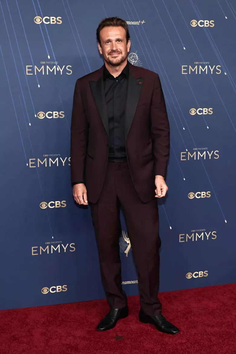 Emmy 2025: Nepřehlédnutelný Pedro Pascal, elegán Jude Law a Adam Brody ...