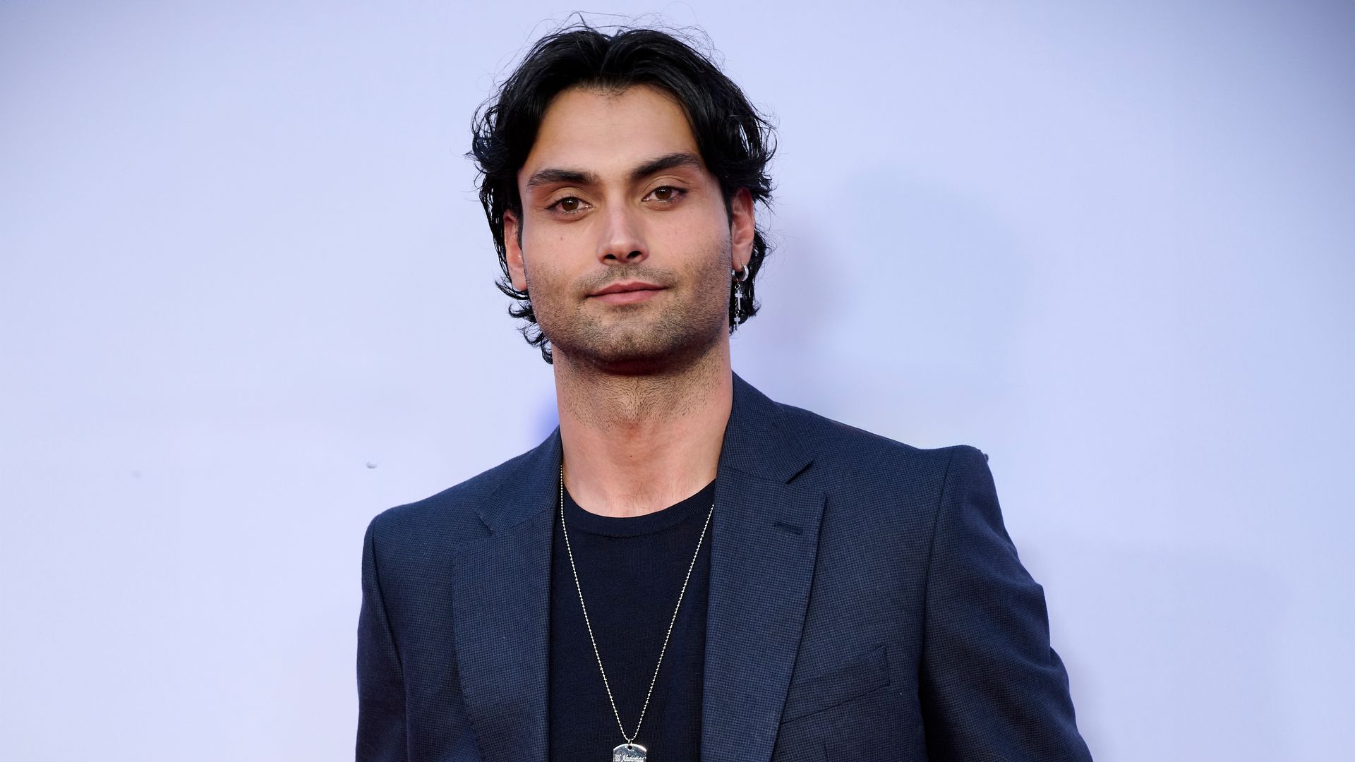 La doble vida de Marco Pernas: galán de 'Valle Salvaje' y mago en la vida real