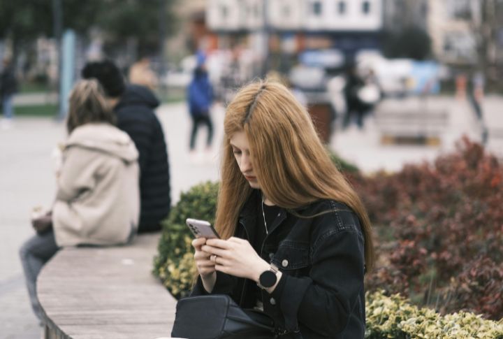 10 Subtle Signs Someone May Be Socially Isolated