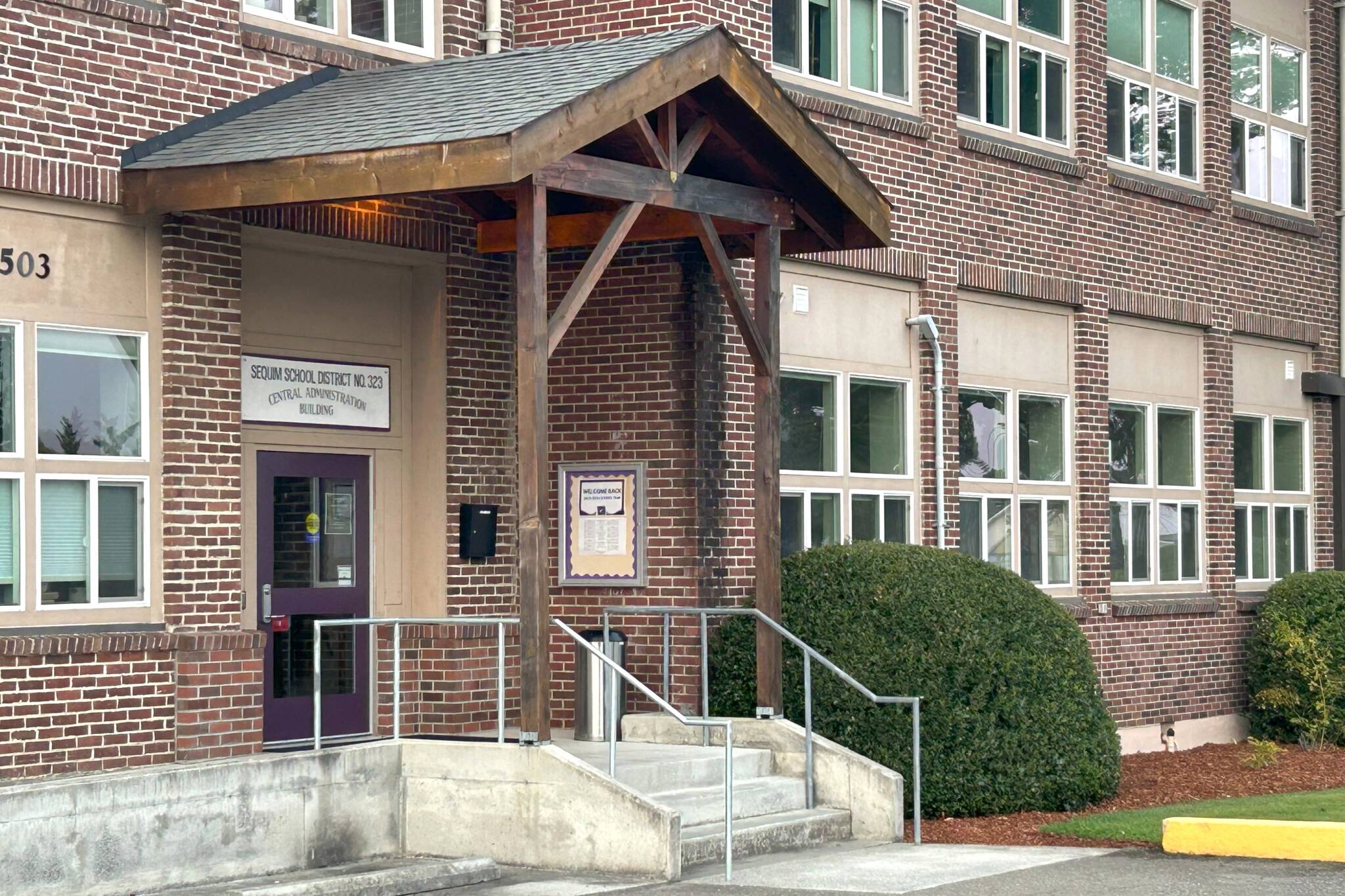 Sequim approves school contract