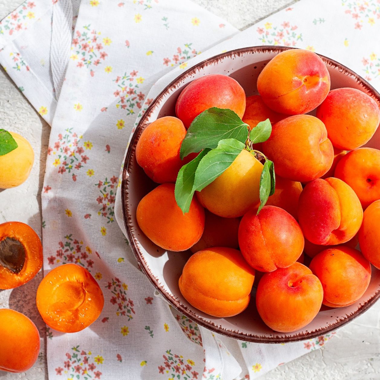 Voici tout ce qu’il y a à savoir sur l'abricot, ce fruit d'été dont on ...