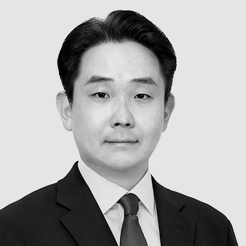 Emergence of 'Hyunjik Nuna' and five confidants