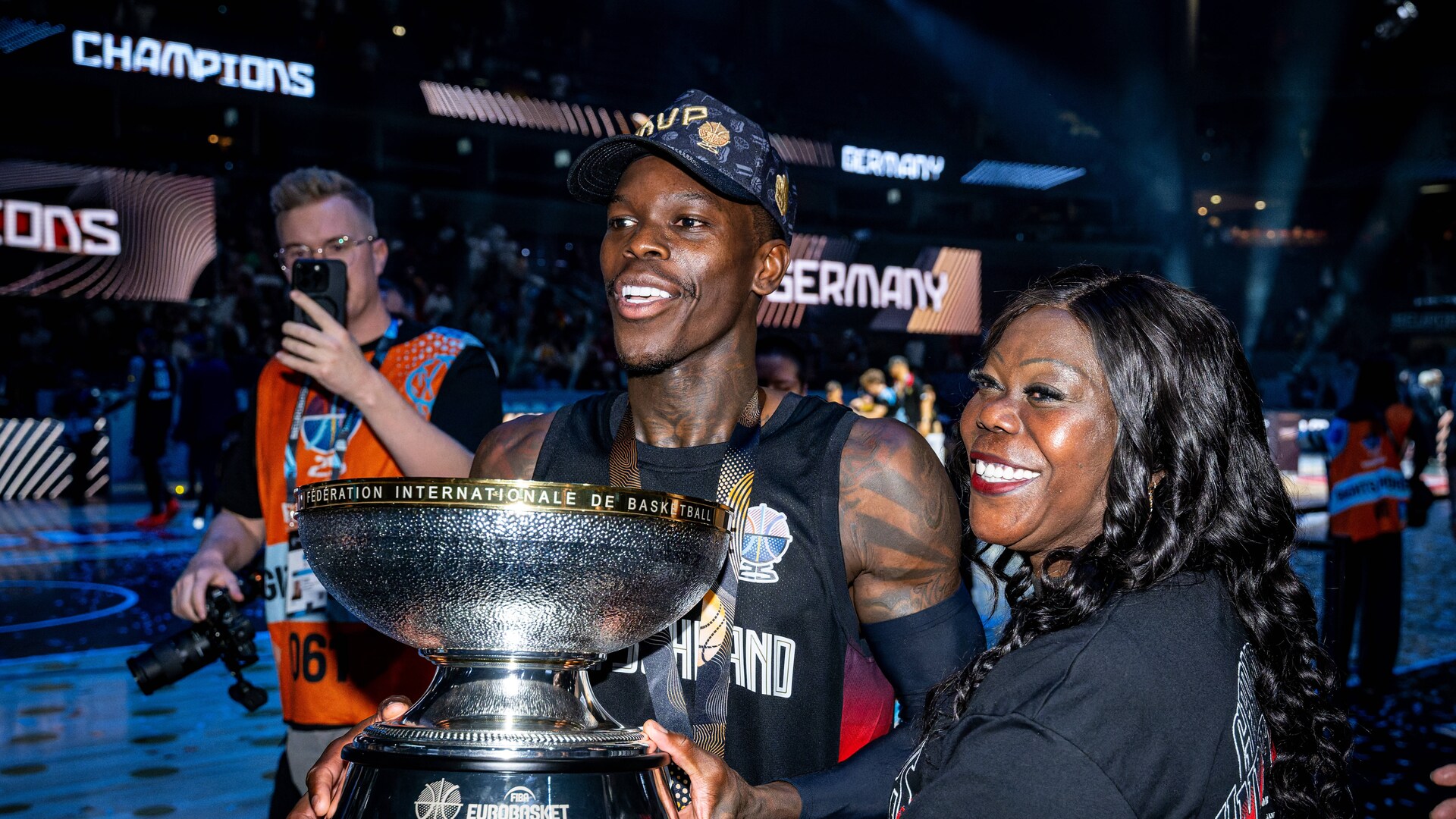 EM-Held Dennis Schröder überrascht Mutter mit besonderem Geschenk