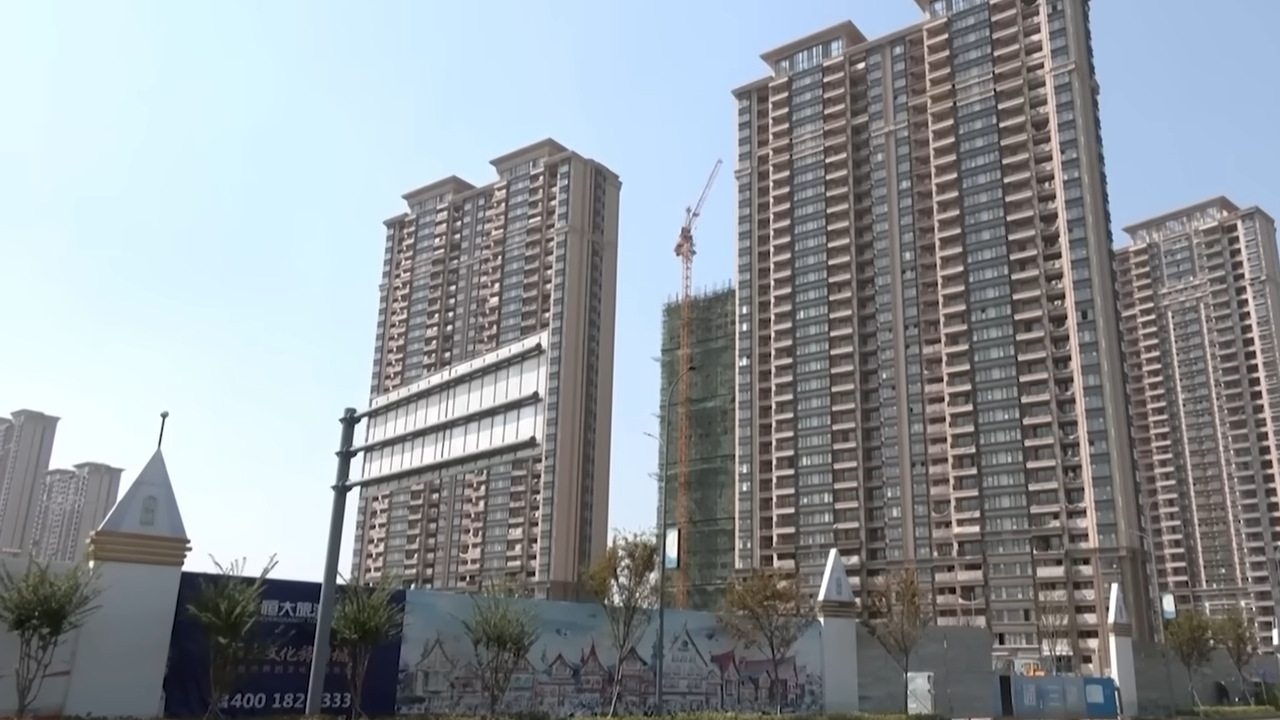 Why So Many of China’s Mansions Stand Empty and Decaying