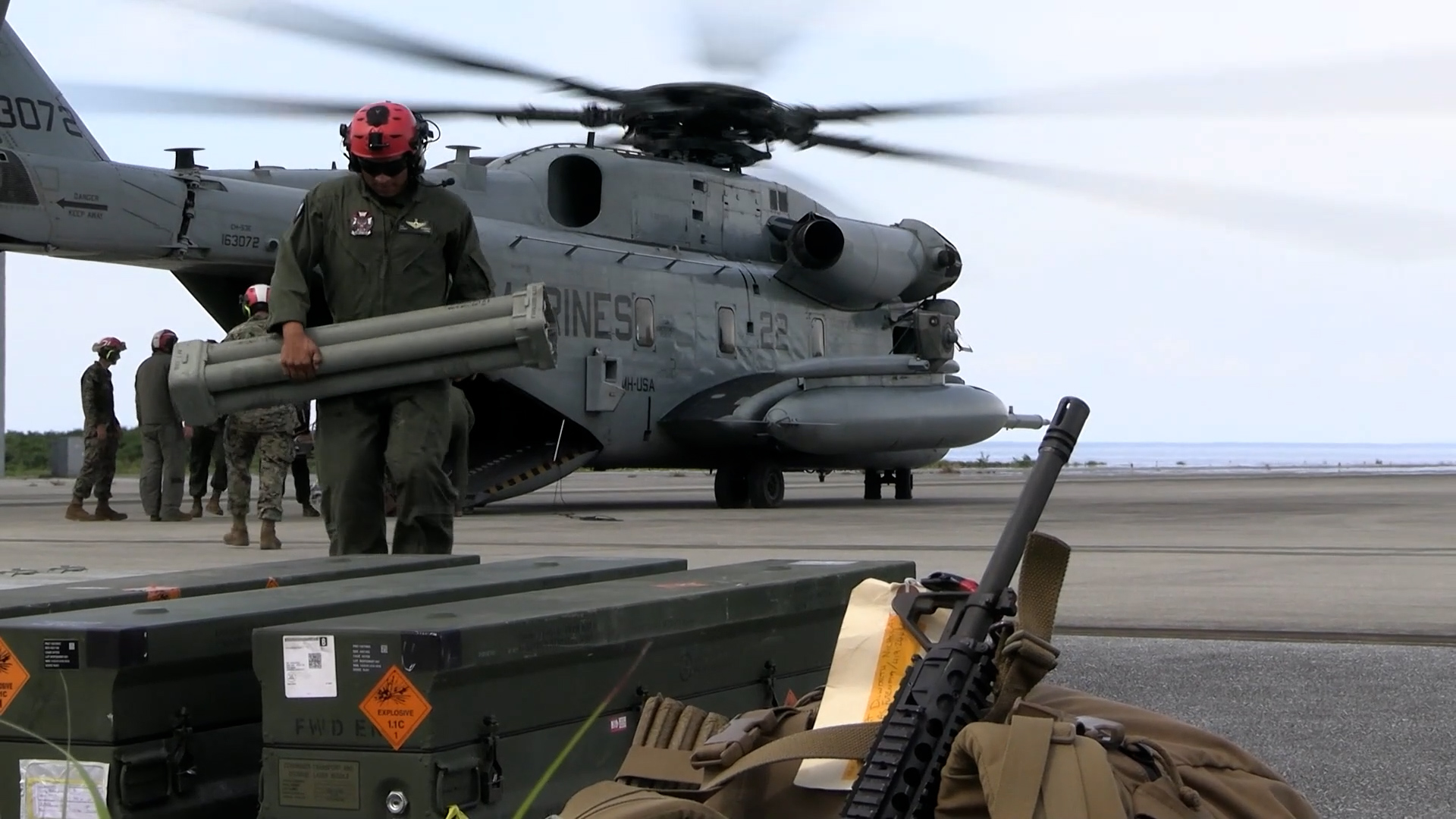 Les Marines américains arment et ravitaillent un hélicoptère CH-53 ...