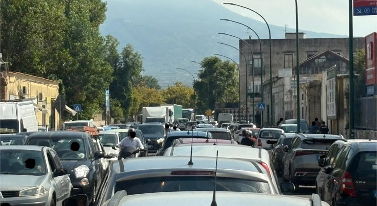 Napoli, rientro a scuola con il caos: traffico impazzito in via Galileo ...