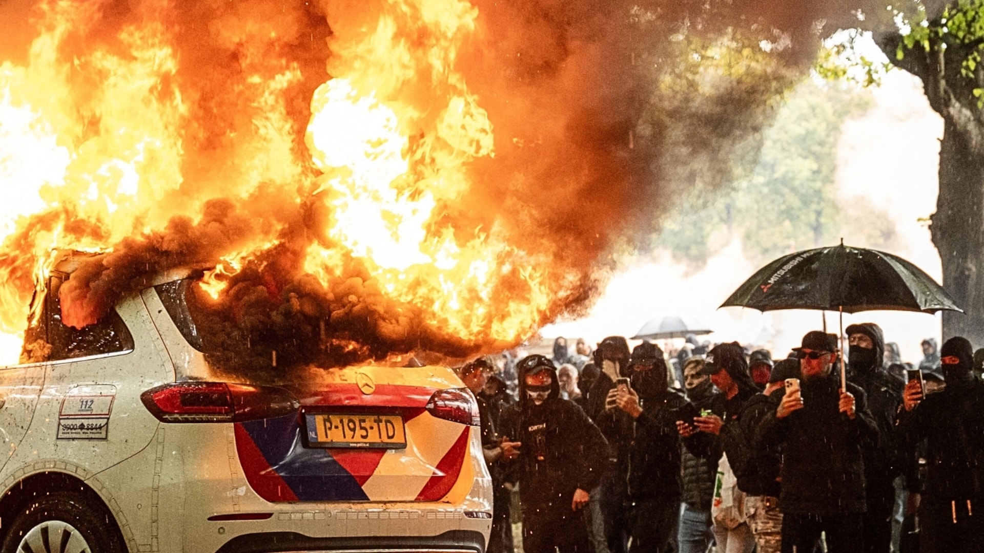 Heftige Krawalle bei rechten Asyl-Demos in den Niederlanden – Polizeiautos brennen