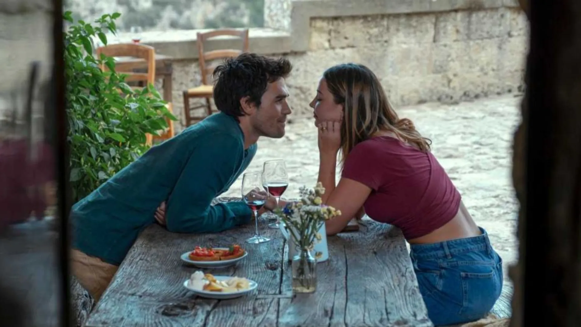 Tied to you: alles wat je moet weten over Invisible String Theory