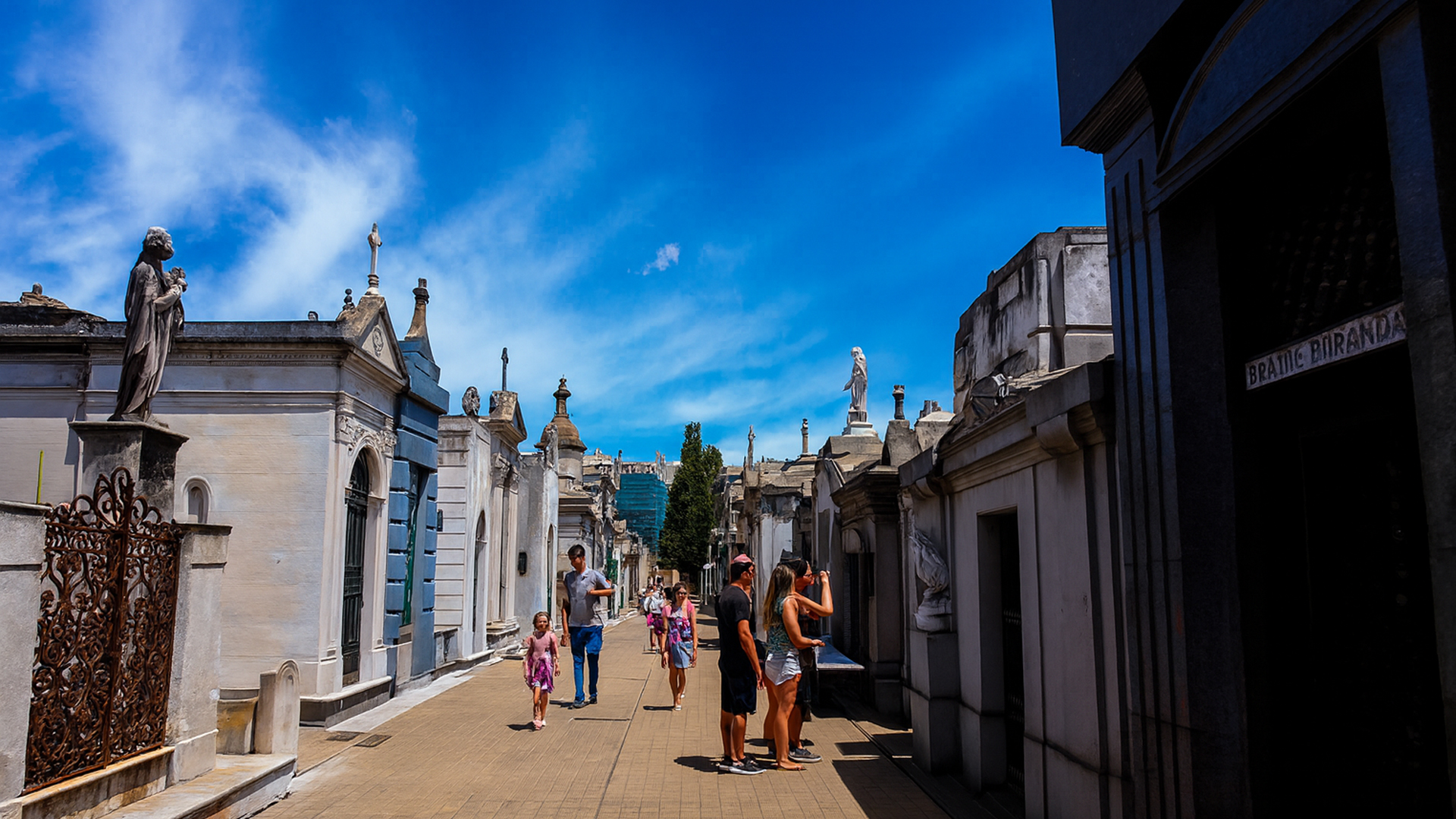 Walking Tour Buenos Aires – Recoleta Cemetery, Basílica & Floralis (4K)