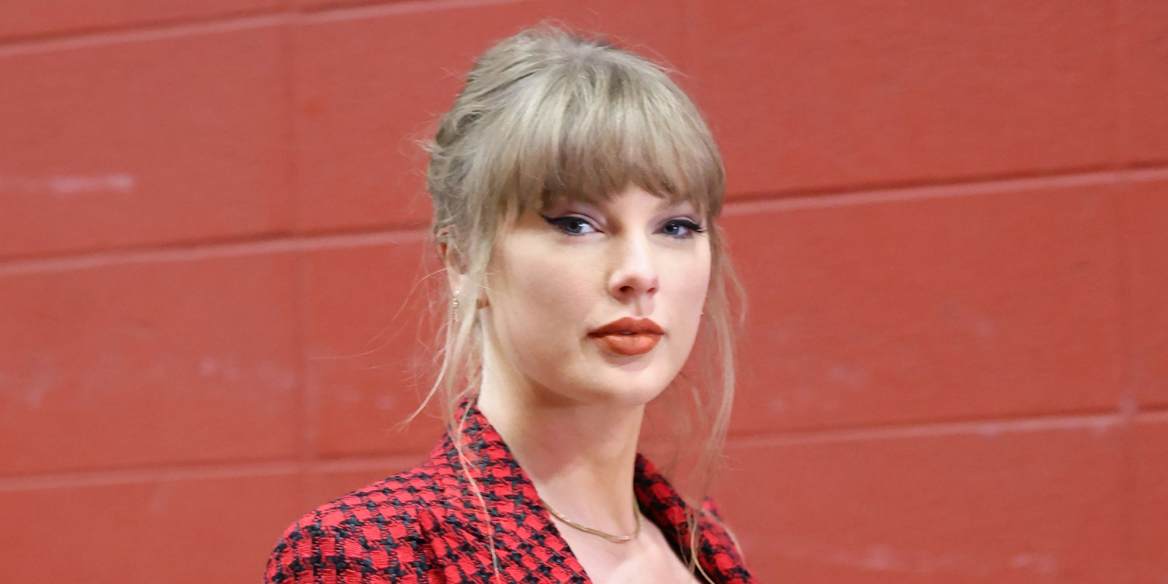 Taylor Swift Wears Tight Red T-Shirt and Black Leather Miniskirt in New ...