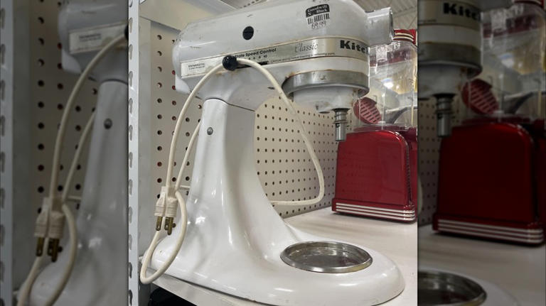 What To Look Out For Before You Buy A Stand Mixer At The Thrift Store