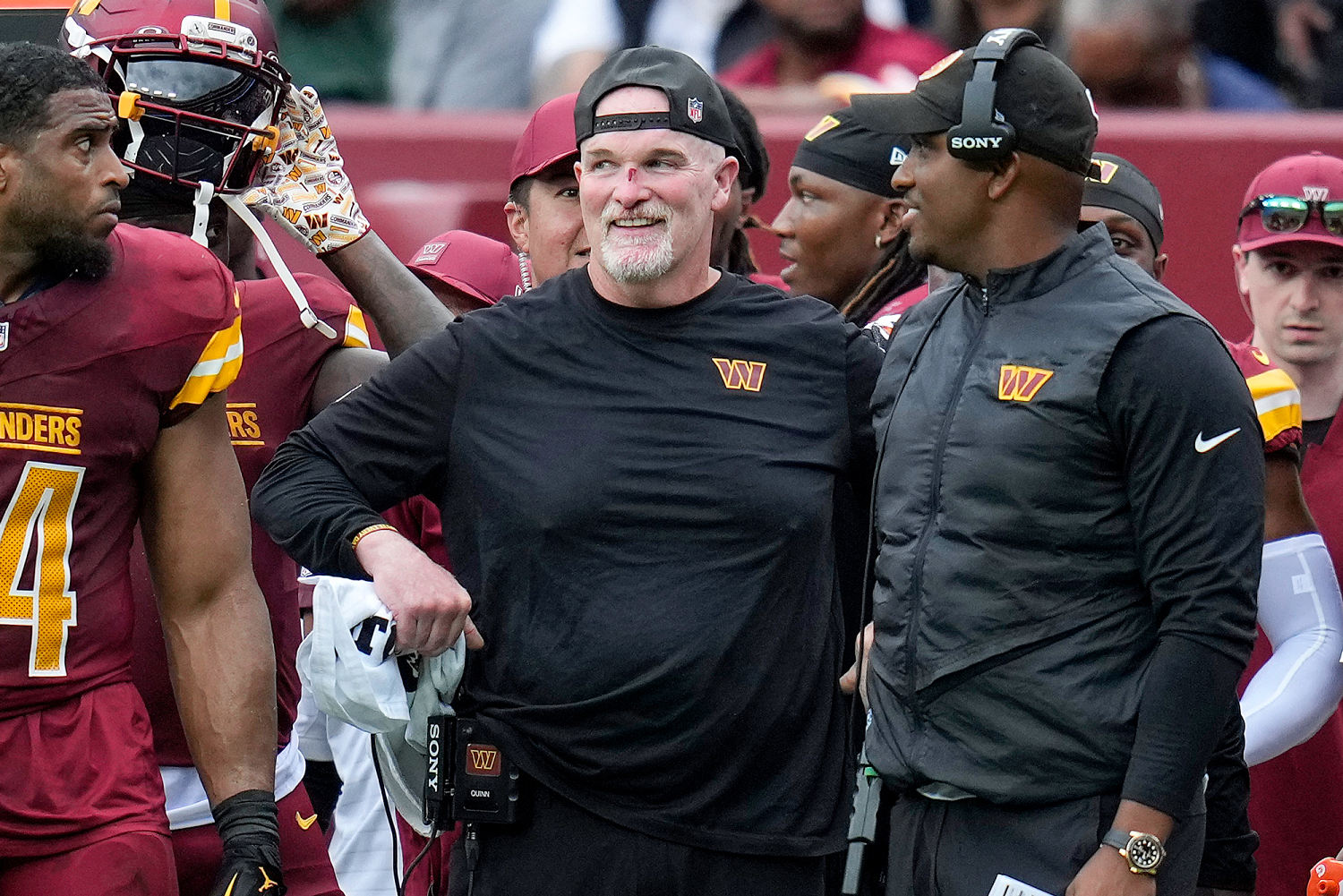 Commanders coach Dan Quinn bloodies nose after collision on sideline