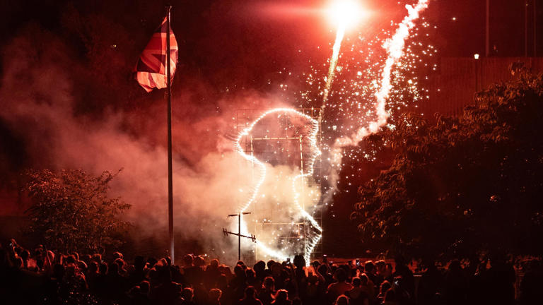 Fans mark Austen's 250th birthday in Regency style