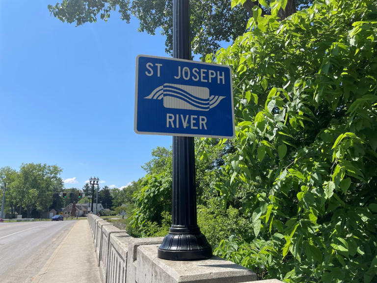 Sidewalk project shuts down eastbound traffic on St. Joe River Drive