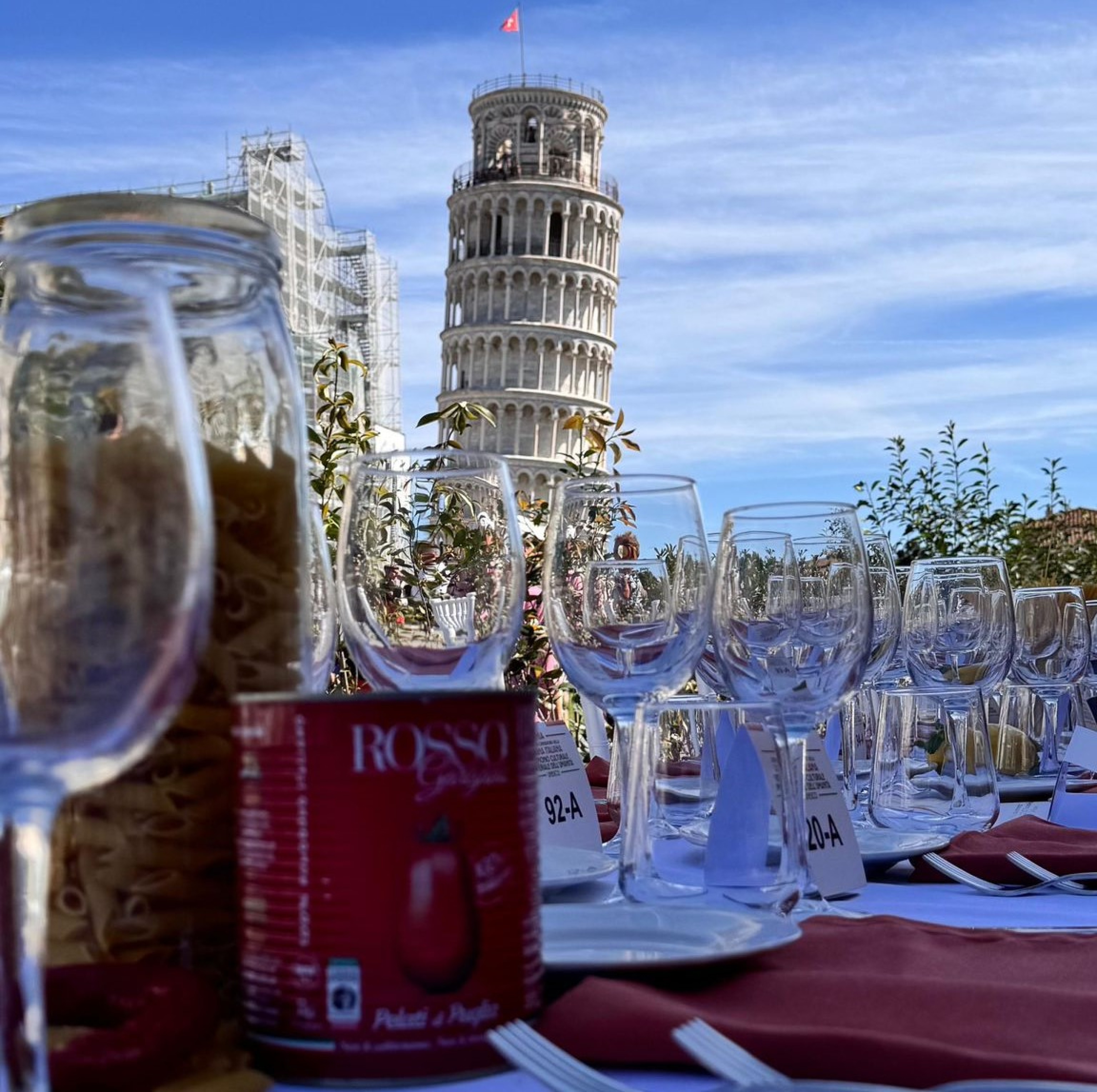300 a tavola sotto Torre di Pisa per cucina italiana in Unesco