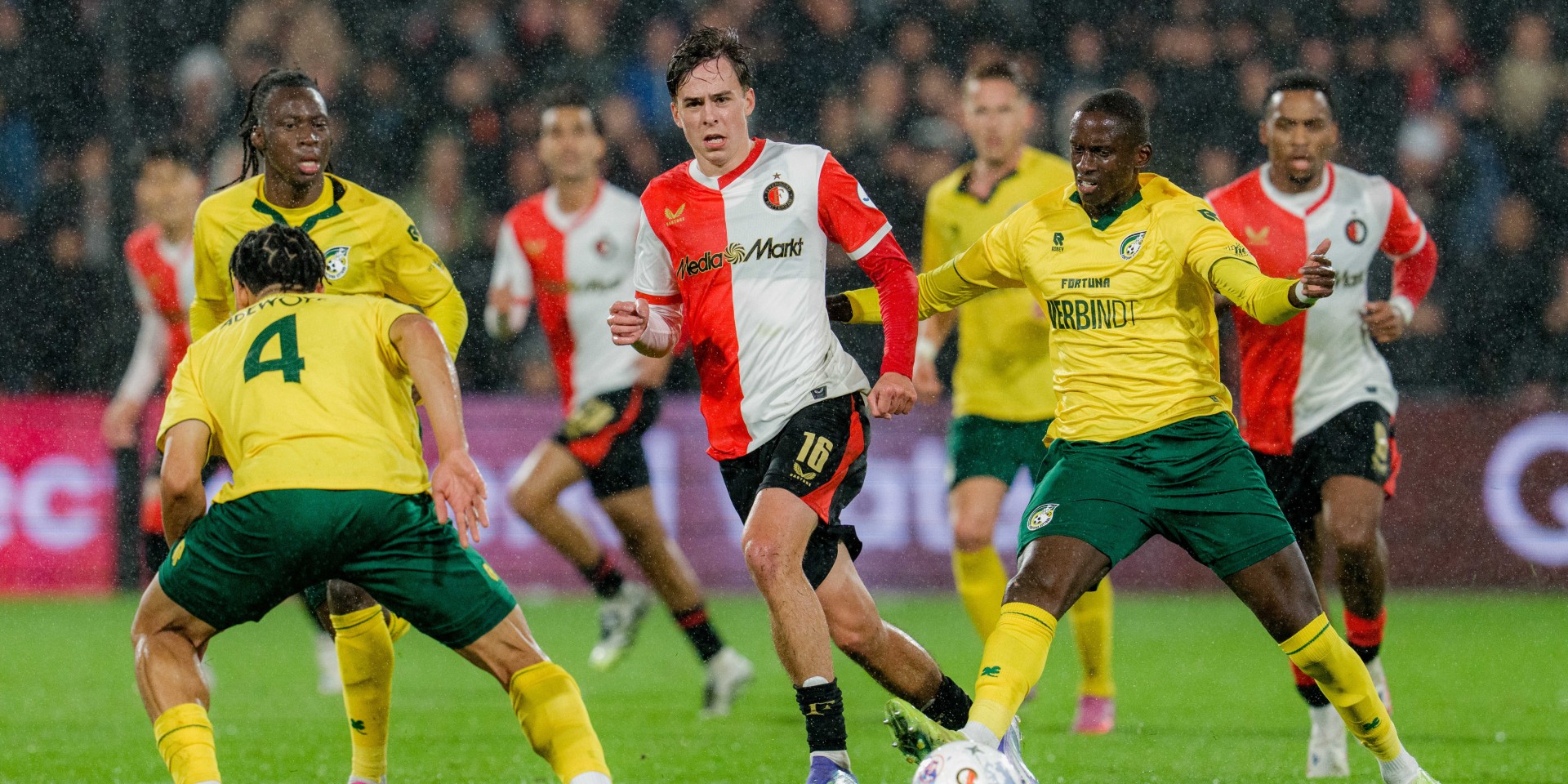 'Opvallend: Mika Godts, Leo Sauer én Twente-speler op lijstje dezelfde ...