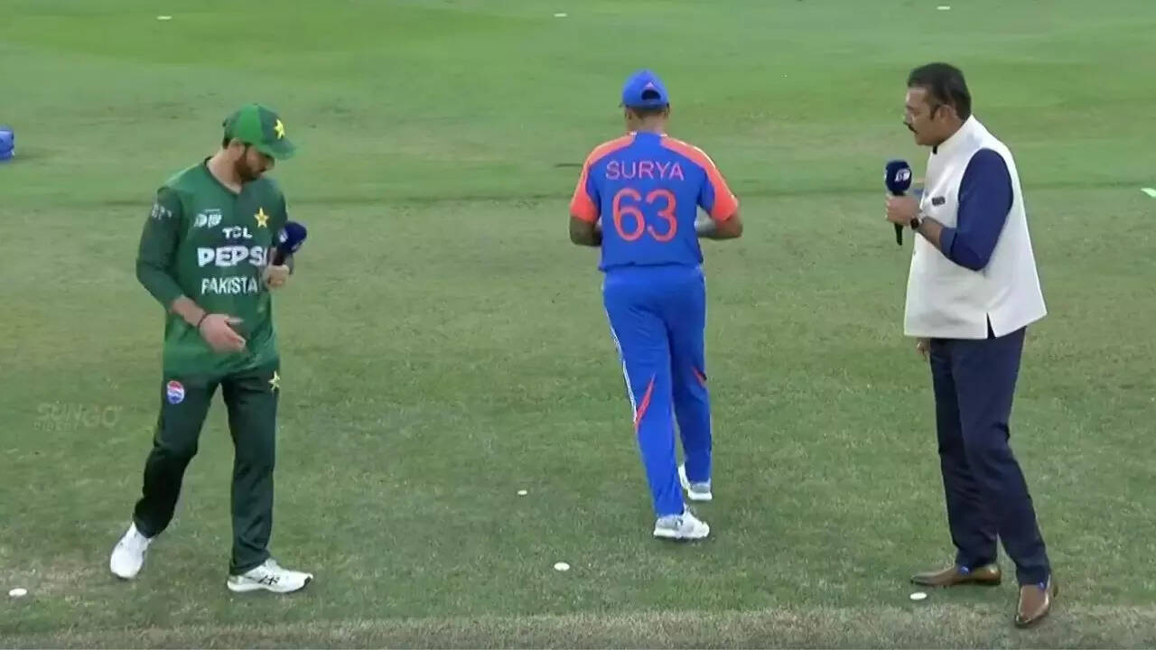 IND vs PAK: 'How is the mood?' - Ravi Shastri asks Pakistan captain at ...