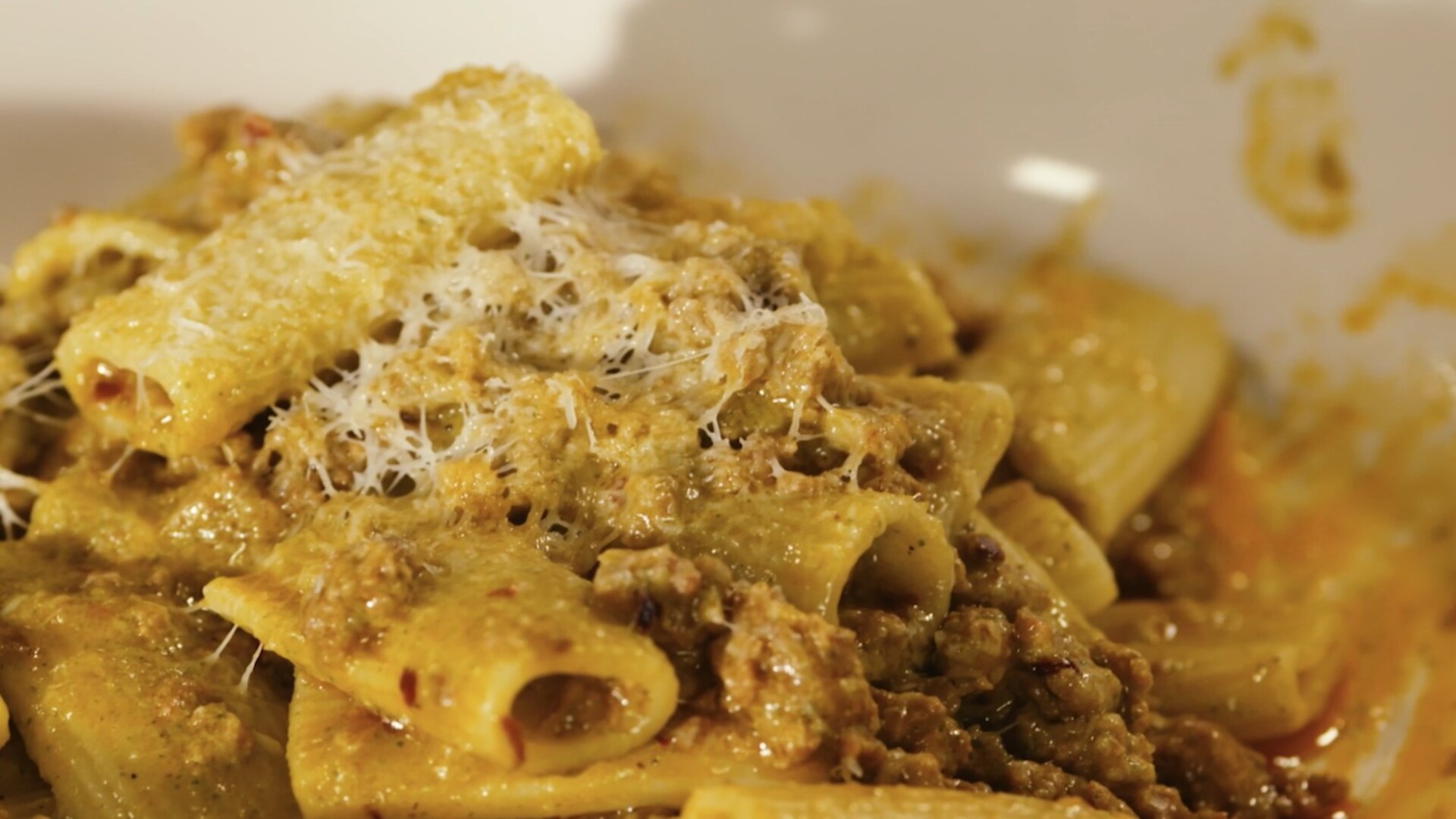 Pasta semplice siciliana con pesto di broccoli e salsiccia