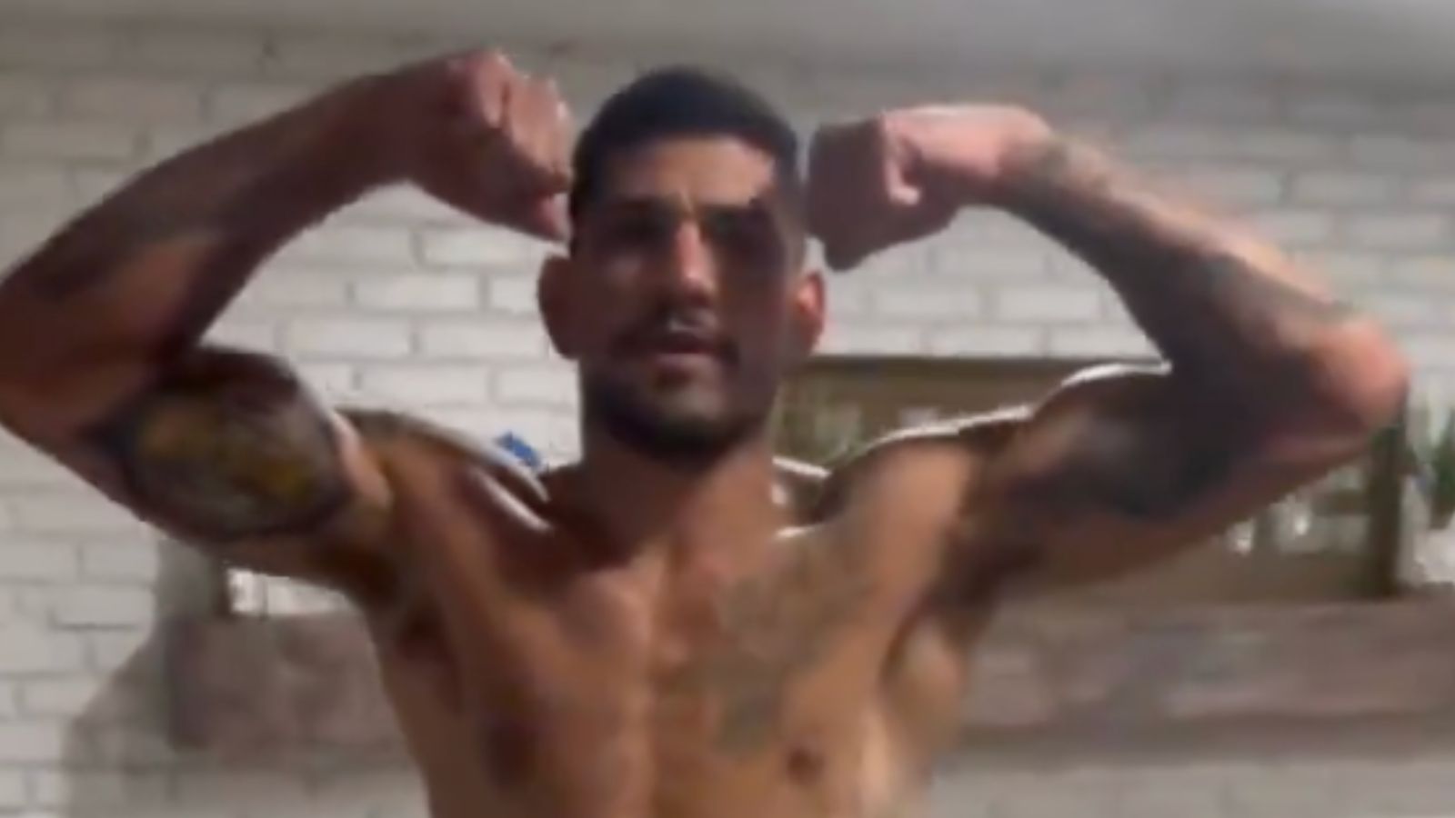Alex Pereira Touches Down in Las Vegas at 234 Pounds Ahead of UFC 320