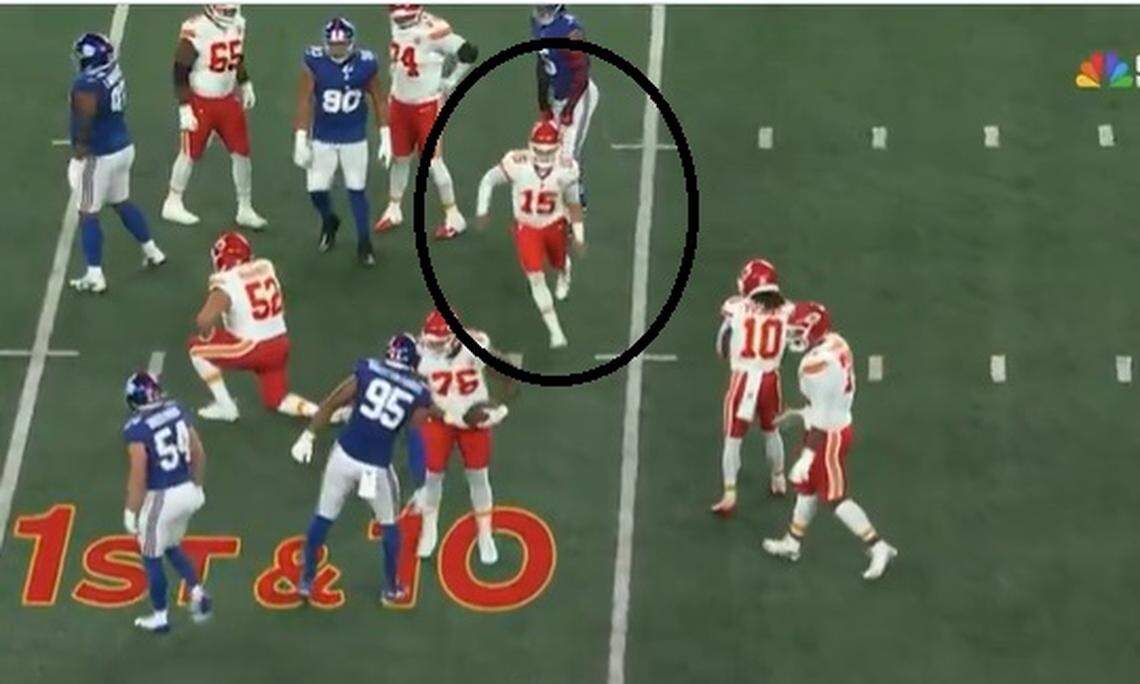 Chiefs' Patrick Mahomes twice showed off his football IQ on backward passes